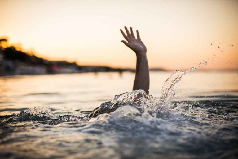 9 Proven Tips for Swimmers to Overcome Fear of Water | RSWIM